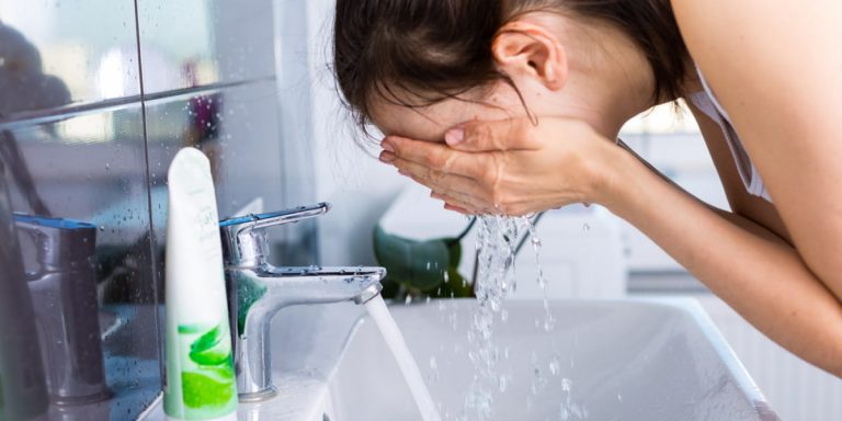 How To Prevent Makeup From Rubbing Off On Clothes: 5 Ways