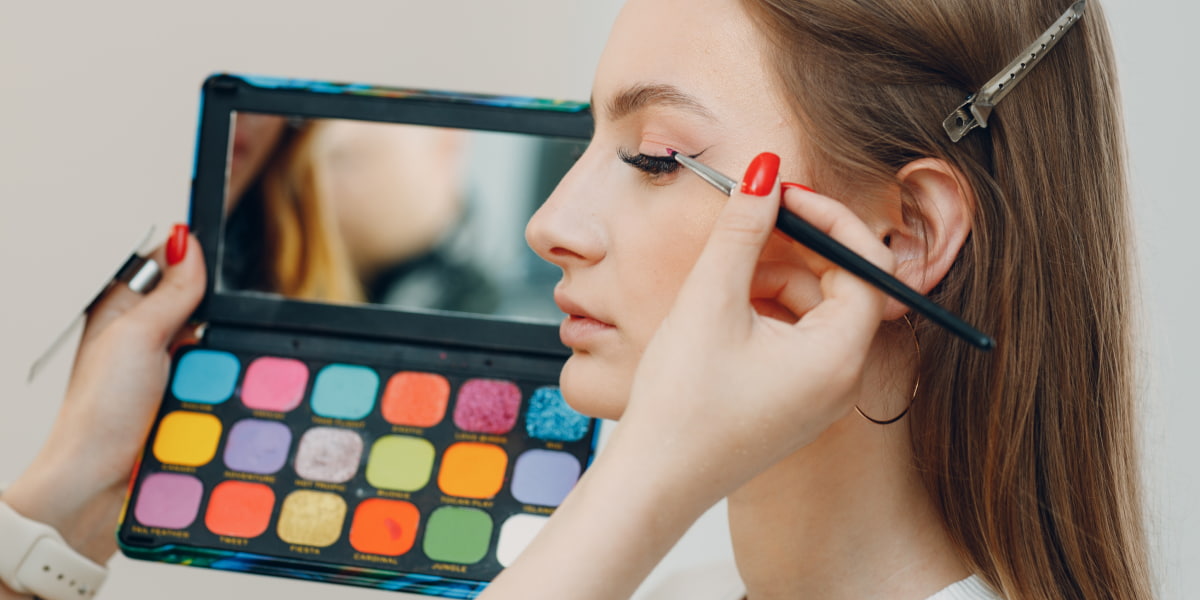 How To Put On Eye Makeup: Tutorial For Applying Eyeshadow