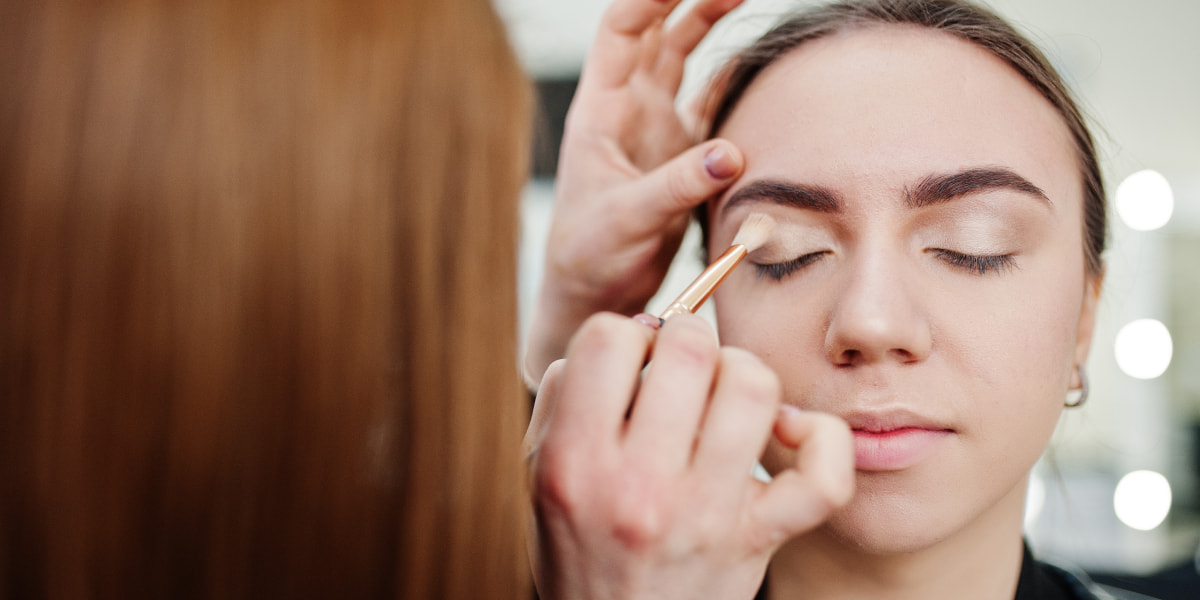 How To Put On Eye Makeup: Tutorial For Applying Eyeshadow